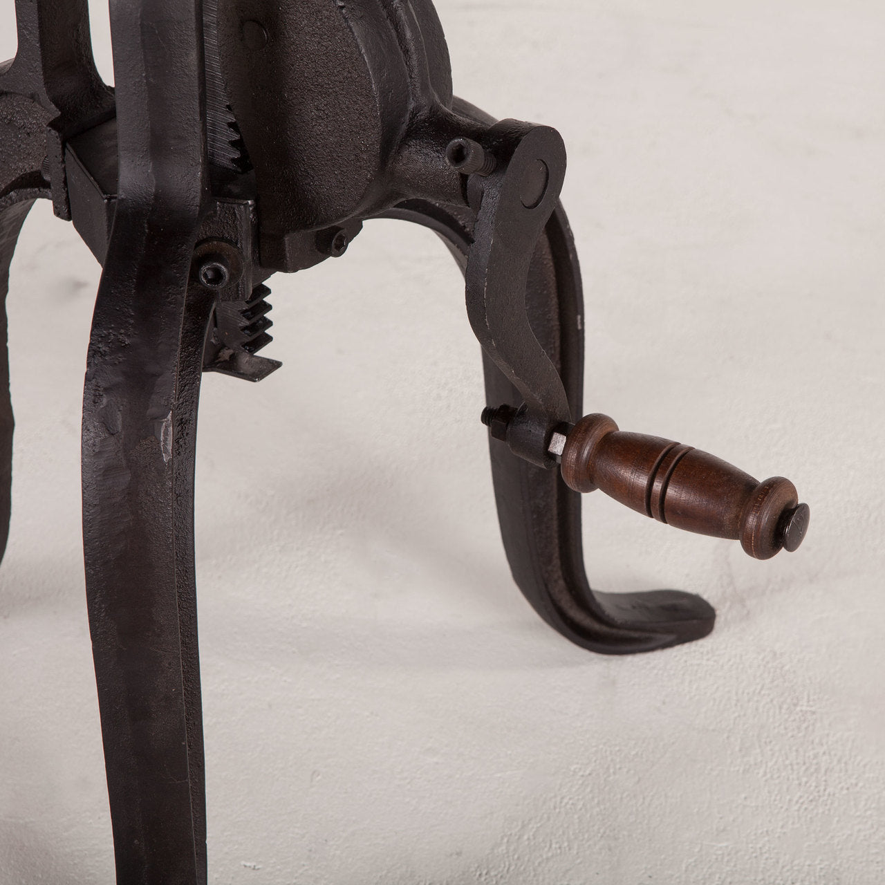 Hoover Mason Walnut Crank Dining Table – Domaci